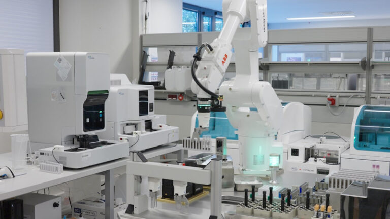 12++ Robot chăm sóc sức khỏe được ứng dụng trong 2026